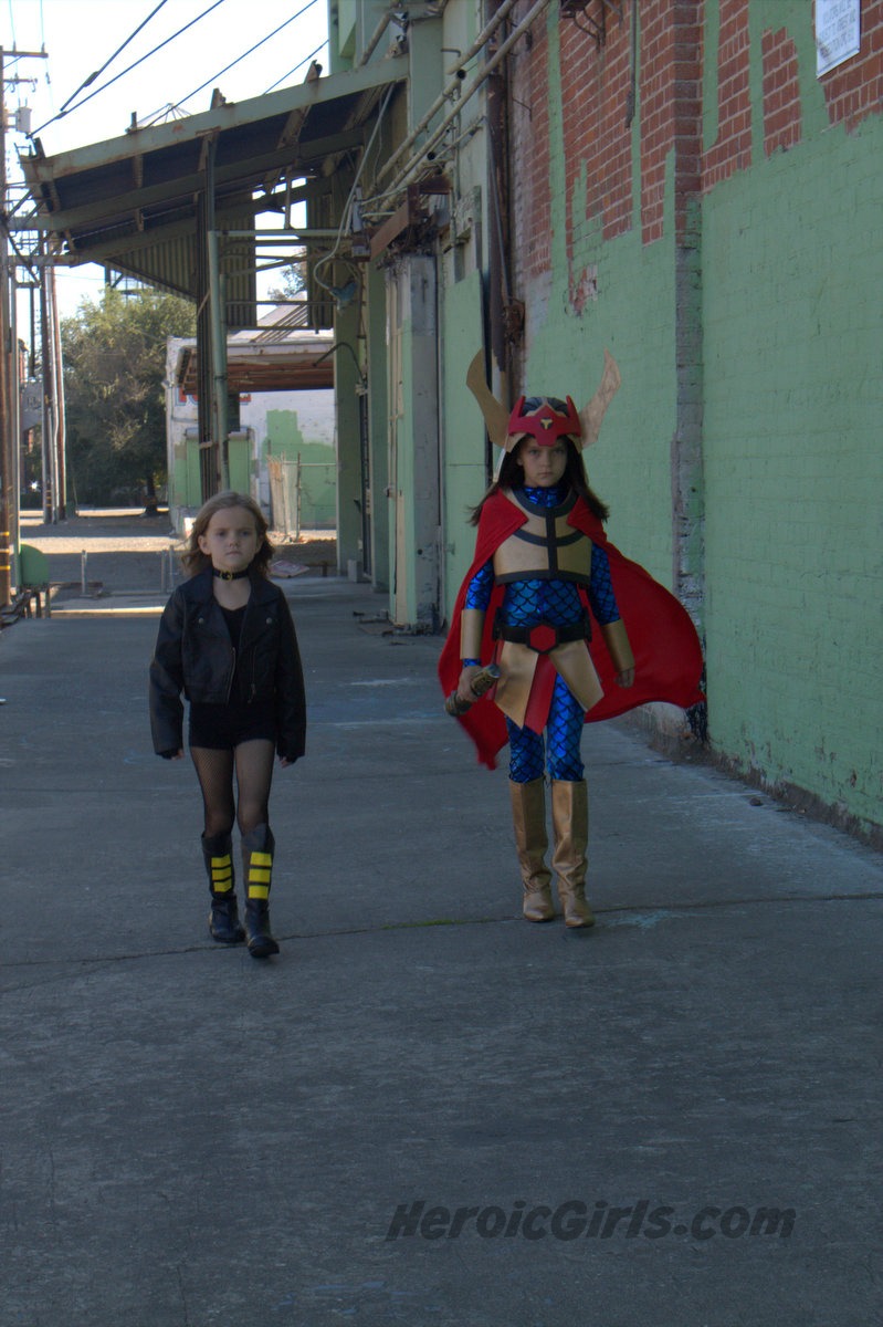 Cosplay: Big Barda and Black Canary – Heroic Girls